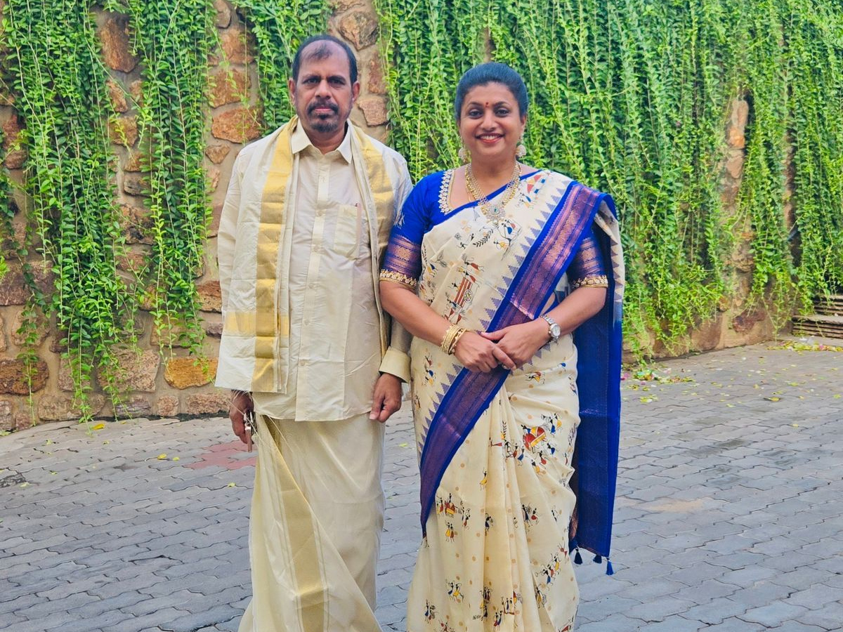 Happy Anniversary : వరాహ లక్ష్మి నర్సింహ స్వామి వారి సేవలో మాజీ మంత్రి రోజా (ఫొటోలు) | RK Roja ...